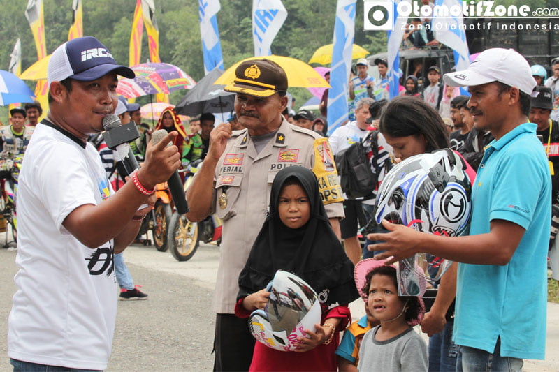 Pembagian DoorPrize Helm NHK dan juga kampanye keselamtan berkendara - OtomotifZone